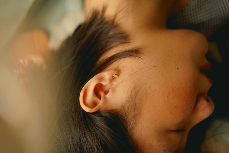 「聞く」の英単語、listen/hearの違いと使いわけ方は？